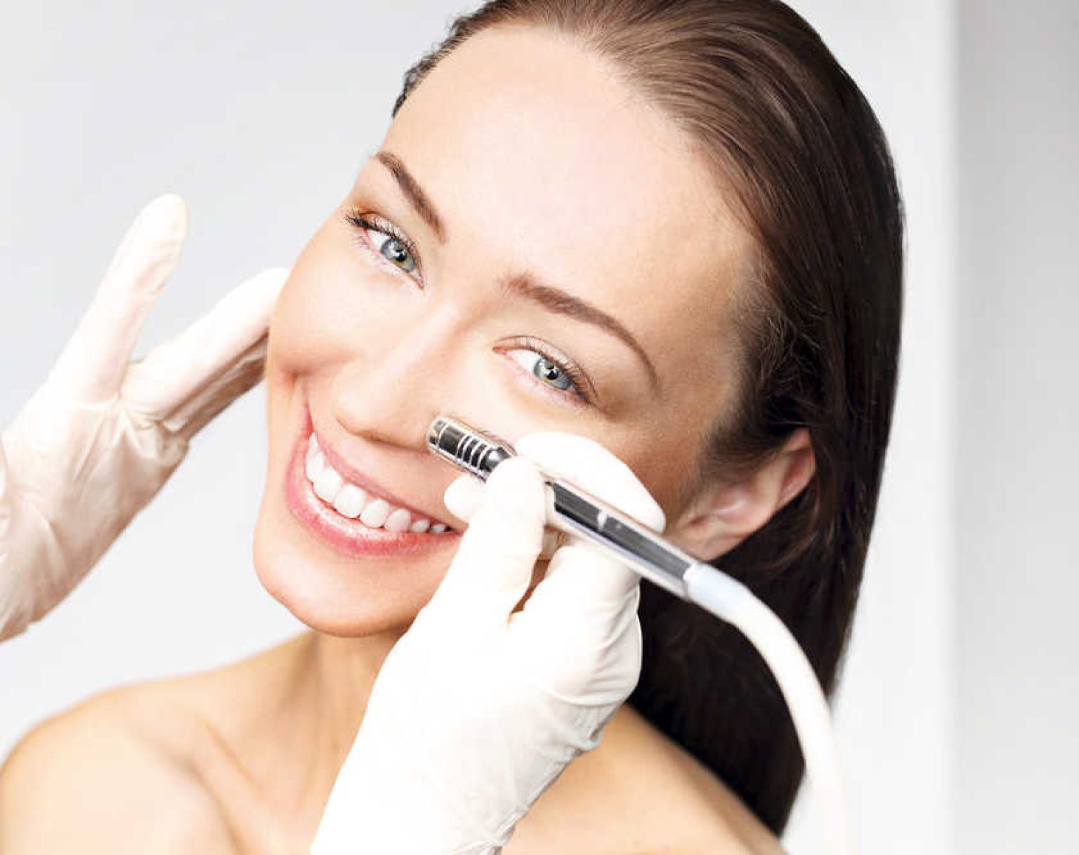 Dermaplaning vs Microdermabrasion: Key Differences & Benefits ...